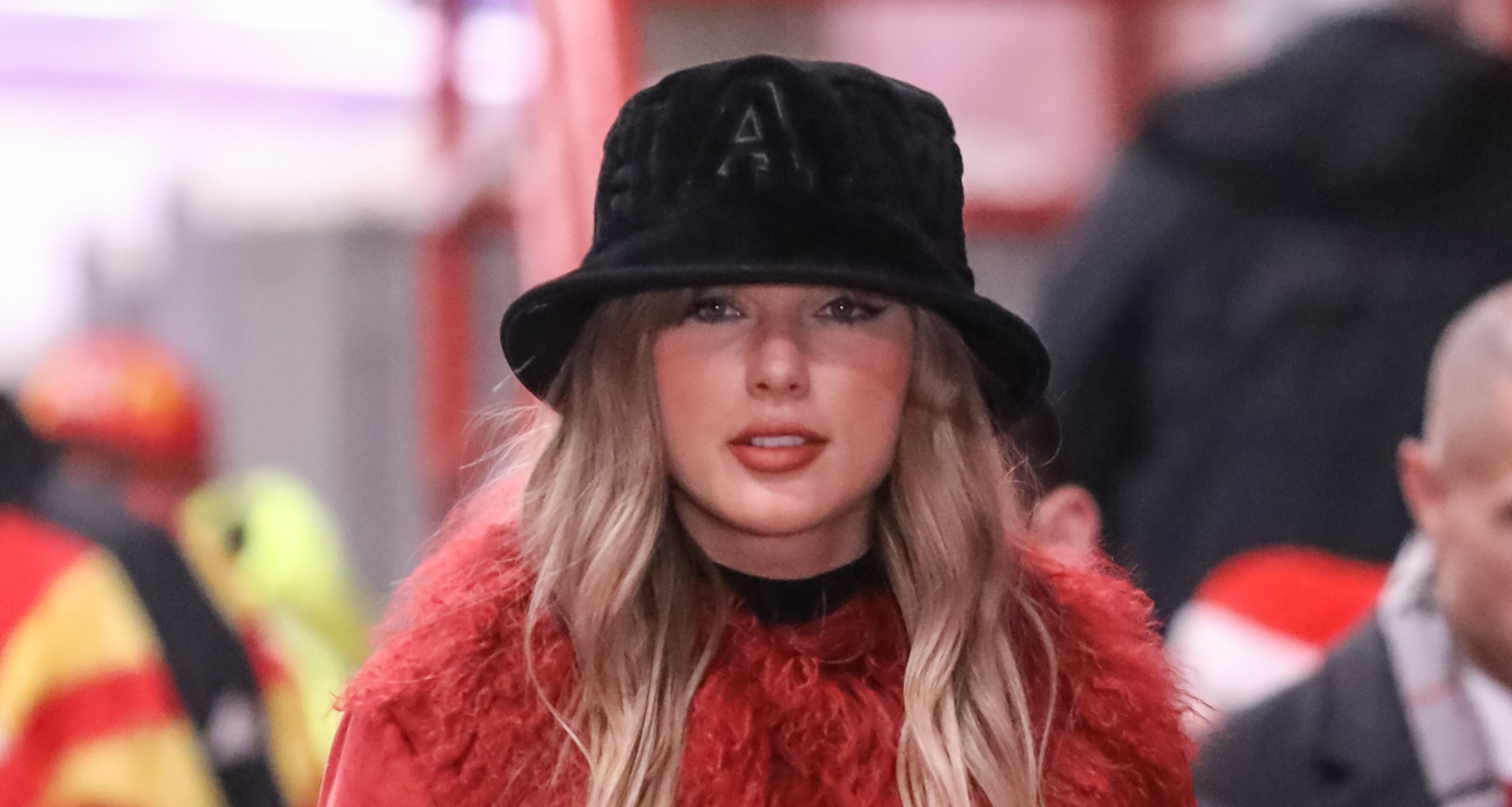 Taylor Swift Bundles Up to Cheer on Boyfriend Travis Kelce at Kansas City Chiefs Game | Andrea ...