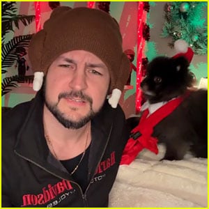 Hallmark’s Tyler Hynes Continues His Christmas Tradition with Fans ...