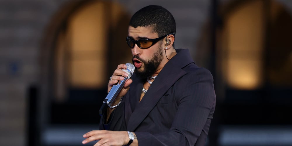 ‘LO QUE LE PASÓ A HAWAii’ Lyrics & English Translation: See the Meaning ...