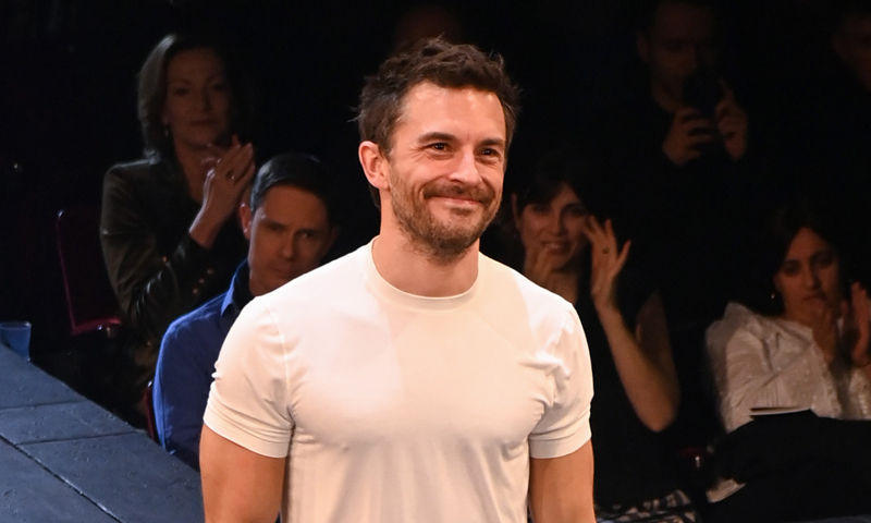 Jonathan Bailey Returns to the Stage, Takes Bow at ‘Richard II’ Press ...
