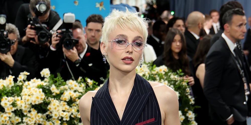 Vogue’s Red Carpet Correspondent Emma Chamberlain Arrives for Met Gala ...