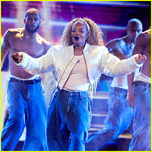 Janet Jackson Gives First TV Performance in 7 Years, Performs Medley at ...