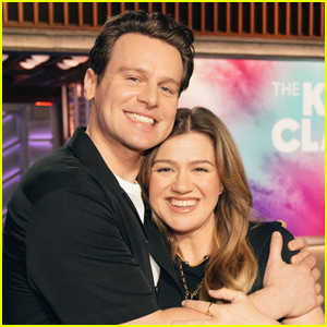 Kelly Clarkson Gives Details on Jonathan Groff Being a Spitter While ...