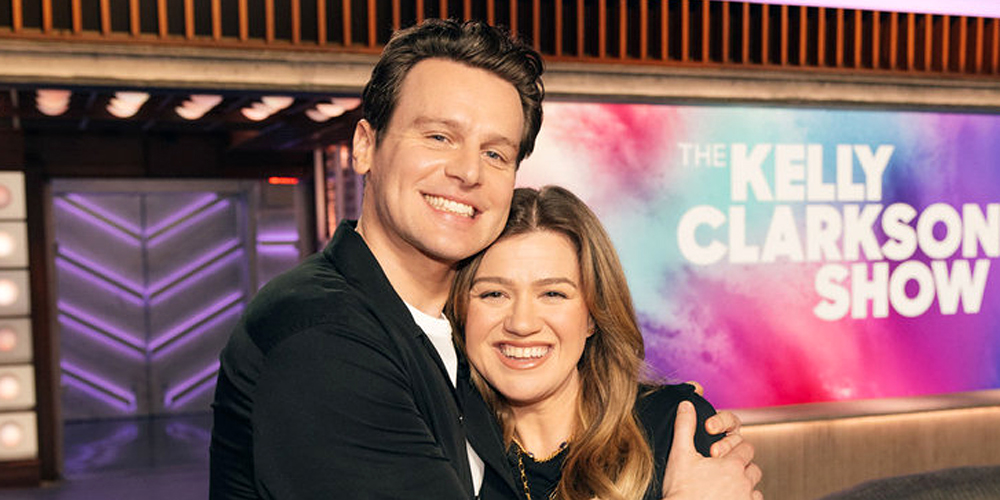 Kelly Clarkson Gives Details on Jonathan Groff Being a Spitter While ...