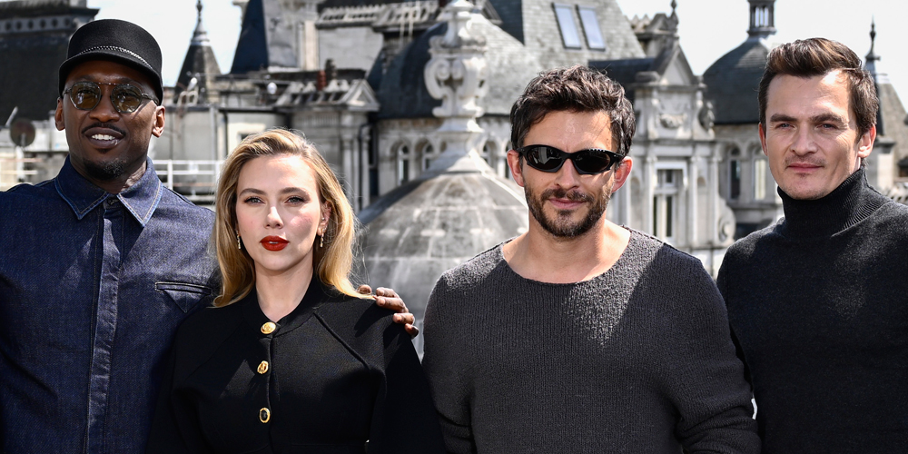 Scarlett Johansson & Jonathan Bailey Sweetly Hold Hands as ‘Jurassic ...