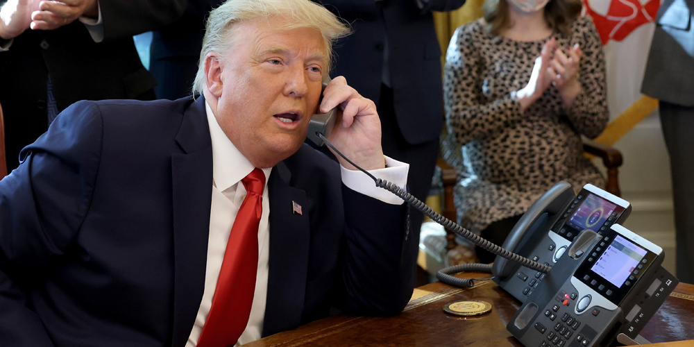 Donald Trump Announces Wireless Service, Plans for Gold Smartphone ...