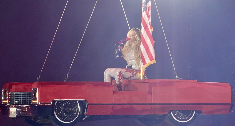 Beyonce Replaces Flying Car with Flying Gold Horse at Atlanta Show ...