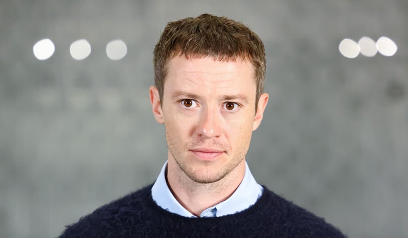 Who Is Joseph Quinn Dating? His Girlfriend Is a Huge Music Star ...