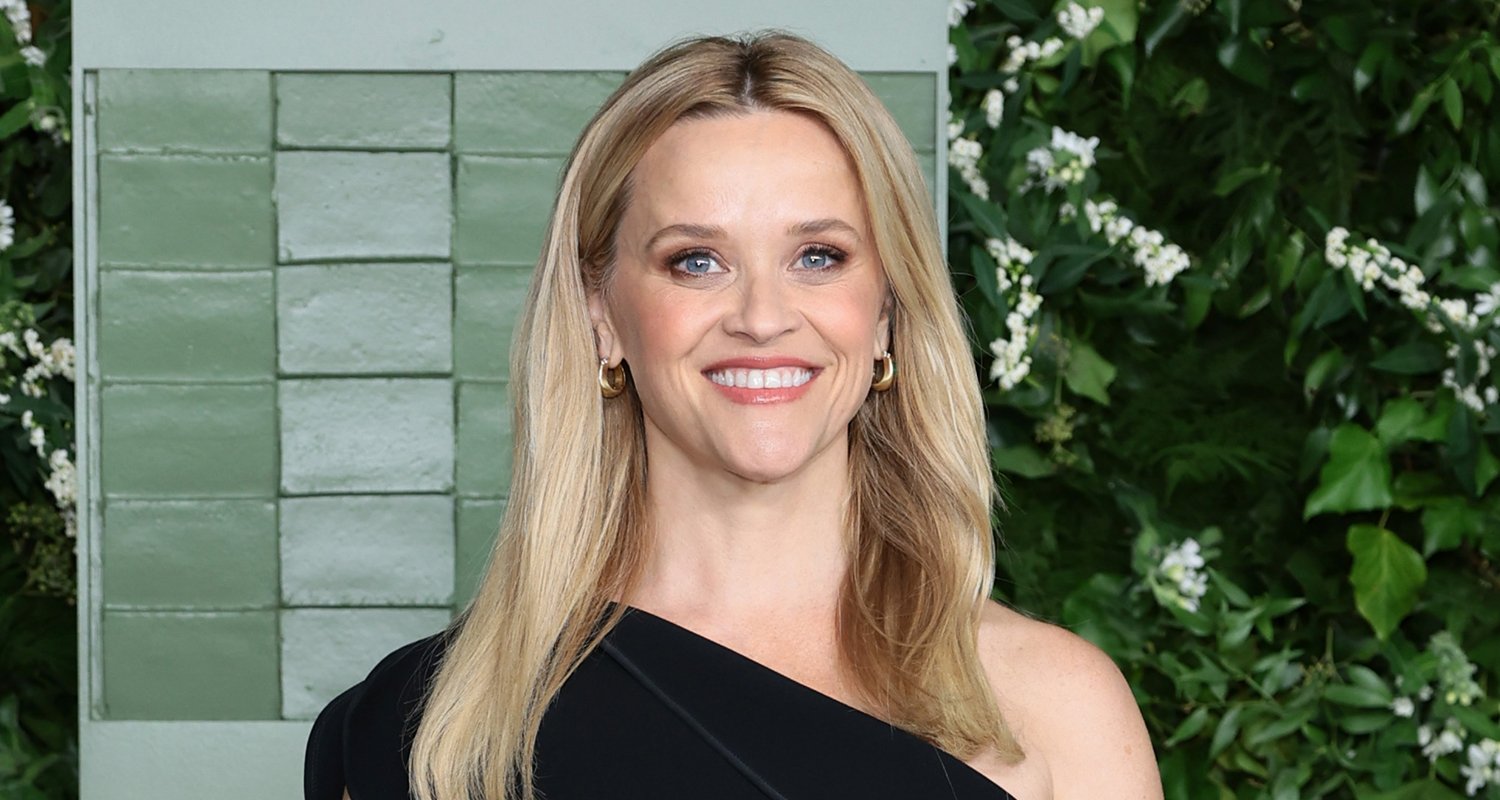 Reese Witherspoon & Boyfriend Oliver Haarmann Pack on the PDA While ...