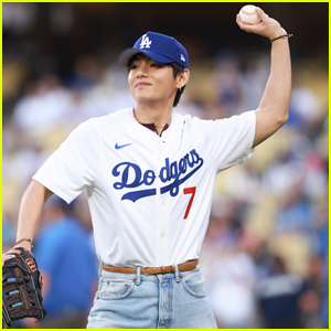 BTS’ V Throws Out First Pitch at Dodgers Game, Meets Star Player Shohei Ohtani | BTS, Shohei ...