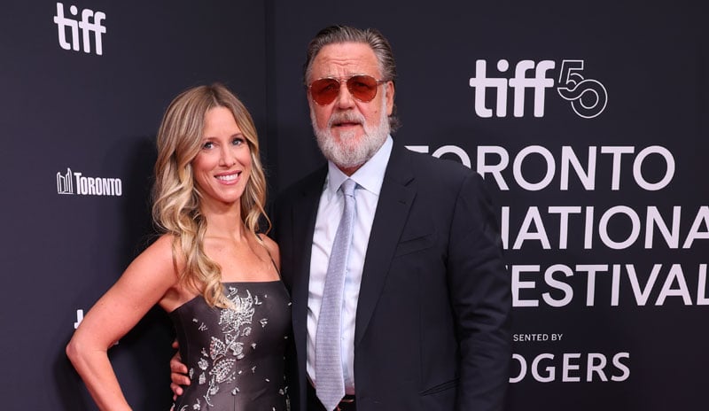 Russell Crowe Walks Red Carpet with Girlfriend Britney Theriot at ...