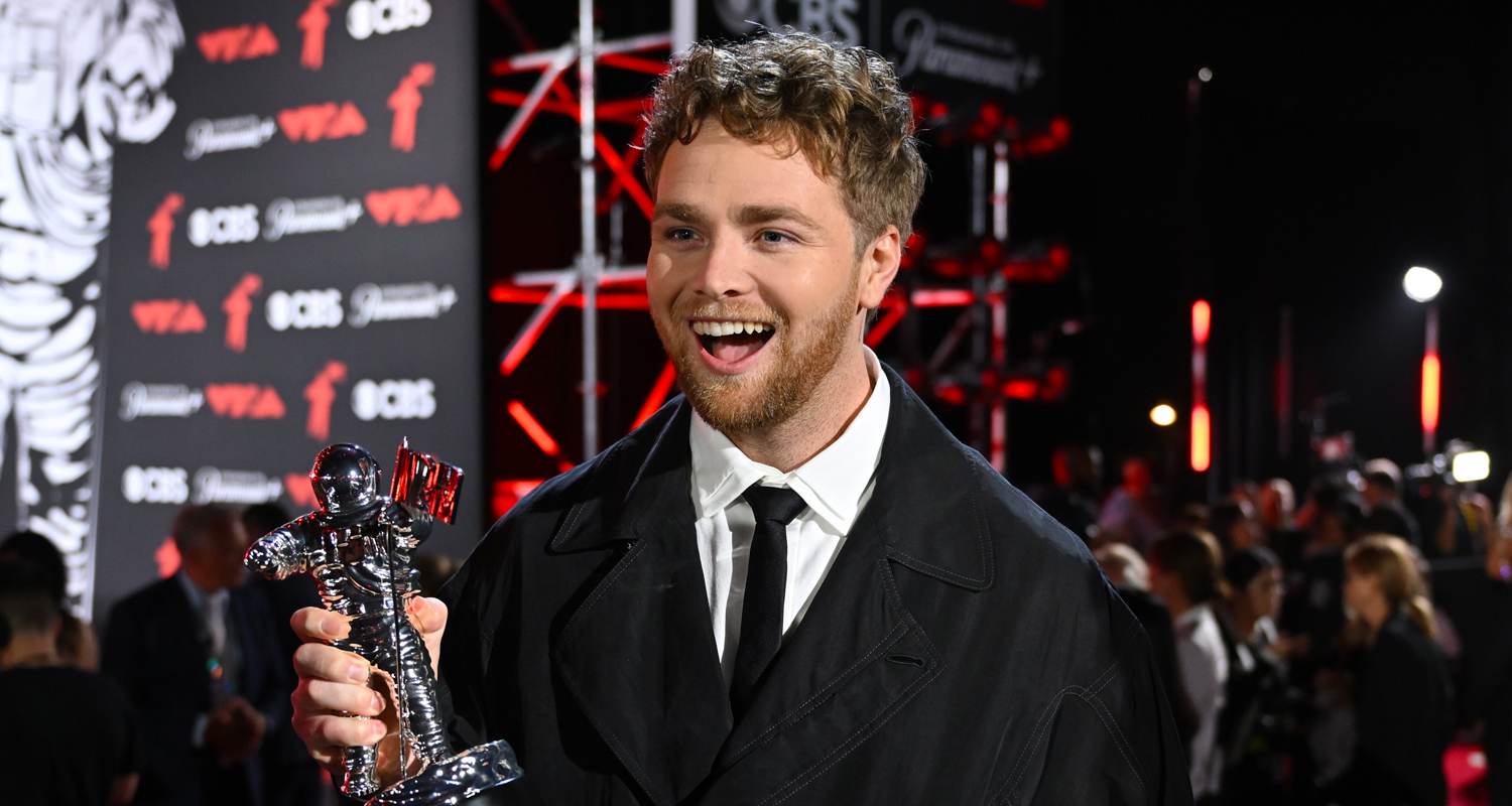 Alex Warren Makes Hilarious Confession as He Wins Best New Artist at ...