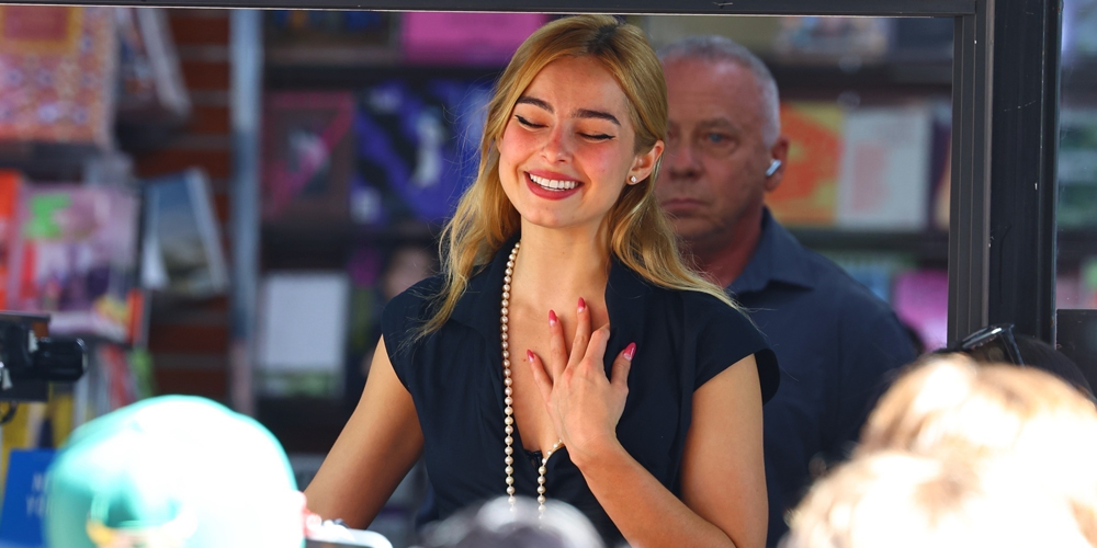 Addison Rae Signs Copies of Her W Magazine Cover for Fans in NYC on Her ...