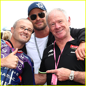 Chris Hemsworth Hangs With Dad Craig at Australian Motorcycle Grand ...