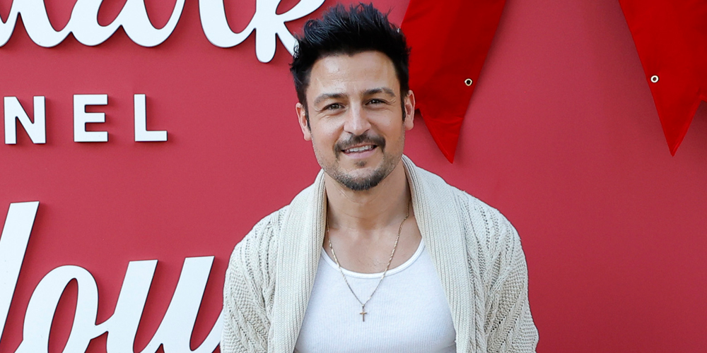 Tyler Hynes Shares the Special Gift He Shares Each Year With His Mom ...